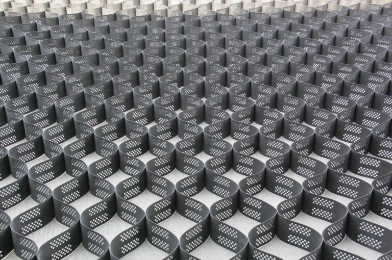 Geocell vs Geogrid: Ultimate Comparison in Stabilization